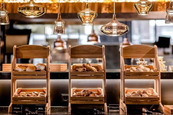 Pequenos-almoços, almoços, jantares servidos, cozinha francesa