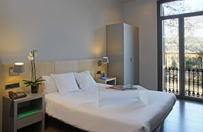 Quarto casal superior, 1 cama de casal | Cortinas blackout, Wi-Fi de cortesia, roupa de cama