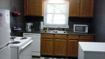 Casa de Campo Económica, 3 quartos, cozinha, junto ao jardim | Cozinha privada | Um frigorífico, um micro-ondas, uma cafeteira/bule