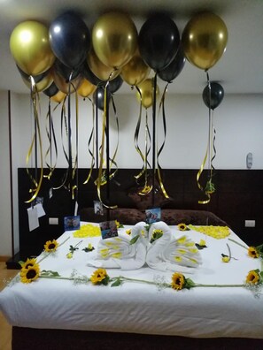 Frigobar, cofres nos quartos, escrivaninha