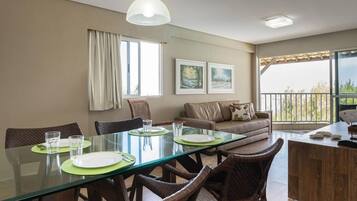 Geladeira, micro-ondas (mediante solicitação), cafeteira/chaleira