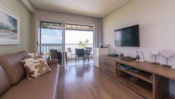 Apartamento club, várias camas, para não fumantes | Área de estar | TV de tela plana