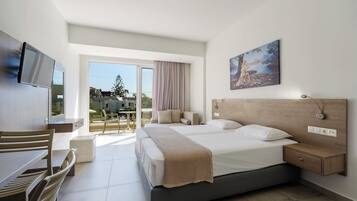 Quarto de hotel com cama, escrivaninha, cadeira, pintura e vista para o exterior.