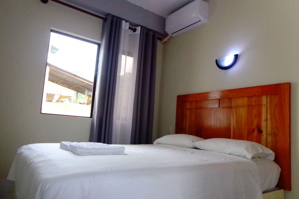 Quarto casal econômico, 1 quarto, vista para a montanha | Roupas de cama antialérgicas, cofres nos quartos, escrivaninha