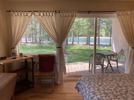 Quarto Deluxe, 1 cama queen-size, cozinha, vista para o rio | Sala de estar
