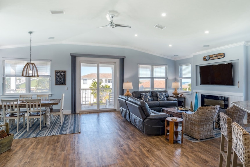 Beach Retreat: Luxury 5 Br Beach House Perfect For The Whole Family - St. Augustine Beach, FL