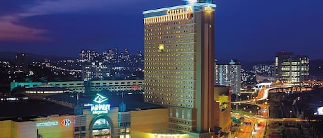 Fachada da propriedade à noite