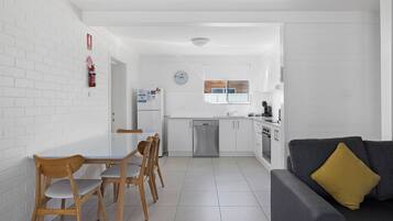 Apartamento | Cozinha privada | Um frigorífico/congelador grande, um micro-ondas, um forno