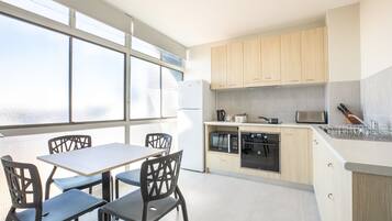 Apartamento, 2 quartos | Cozinha privada | Um frigorífico, uma cafeteira/bule, uma chaleira elétrica