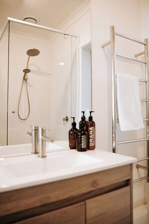 Casa, 1 quarto, vista para o oceano (The Nook) | Casa de banho | Artigos de higiene pessoal grátis, um secador de cabelo, roupões 