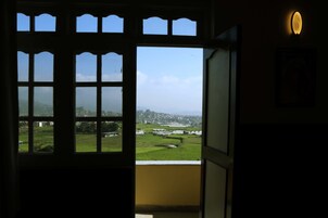 Frigobar, escrivaninha, quartos à prova de som, Wi-Fi de cortesia