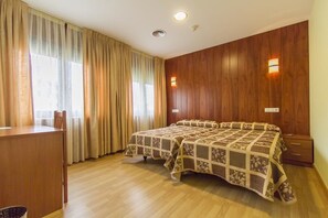 Quarto Duplo | 1 quarto, minibar, cofre no quarto, secretária 