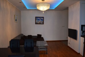Apartamento Deluxe, 1 quarto | Sala | TV de ecrã plano 
