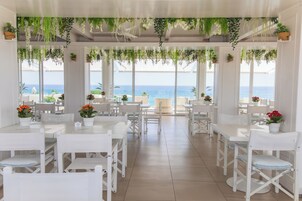 Café da manhã com buffet grátis todos os dias