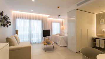 Minibar, cofre no quarto, secretária, cortinas/cortinados opacos