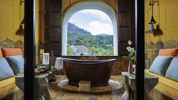 Suite Júnior, 1 cama king-size, vista para a piscina (Legacy Privileges) | Roupa de alta qualidade, minibar, cofre no quarto, secretária