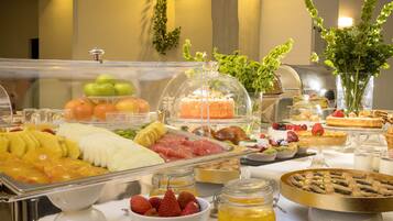 Pequeno-almoço tipo buffet diário mediante uma taxa
