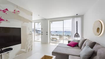 Suíte premium, acesso à piscina | Sala de estar | Smart TV
