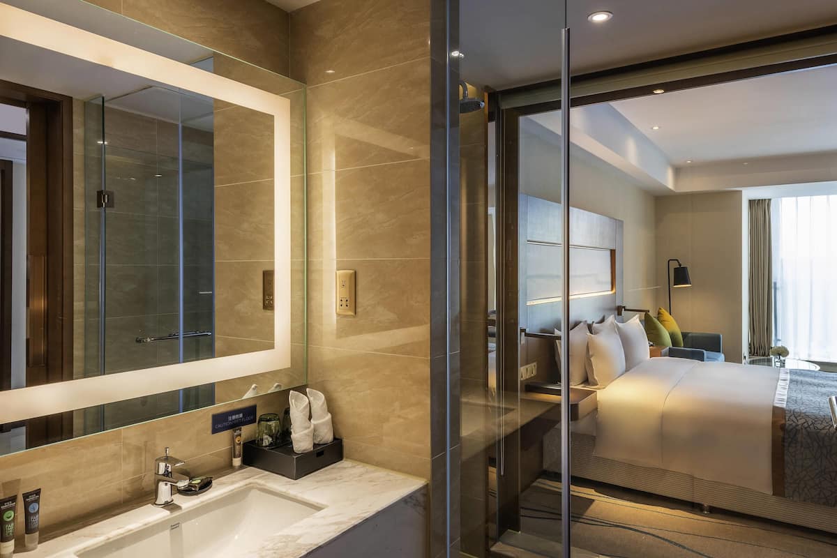 Quarto Deluxe, 1 cama king-size | Cofre no quarto, secretária, quartos insonorizados