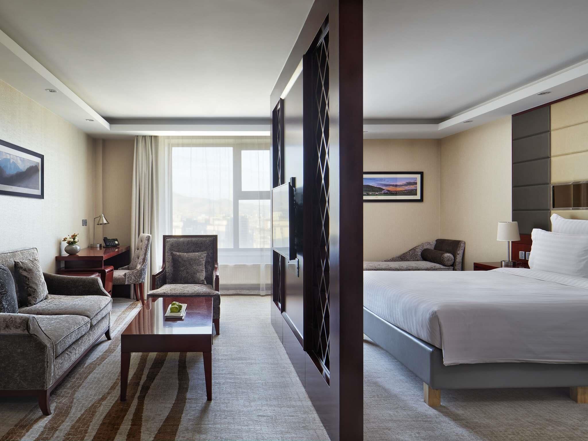 Suíte júnior, 1 cama King | Frigobar, cofres nos quartos, escrivaninha, quartos à prova de som
