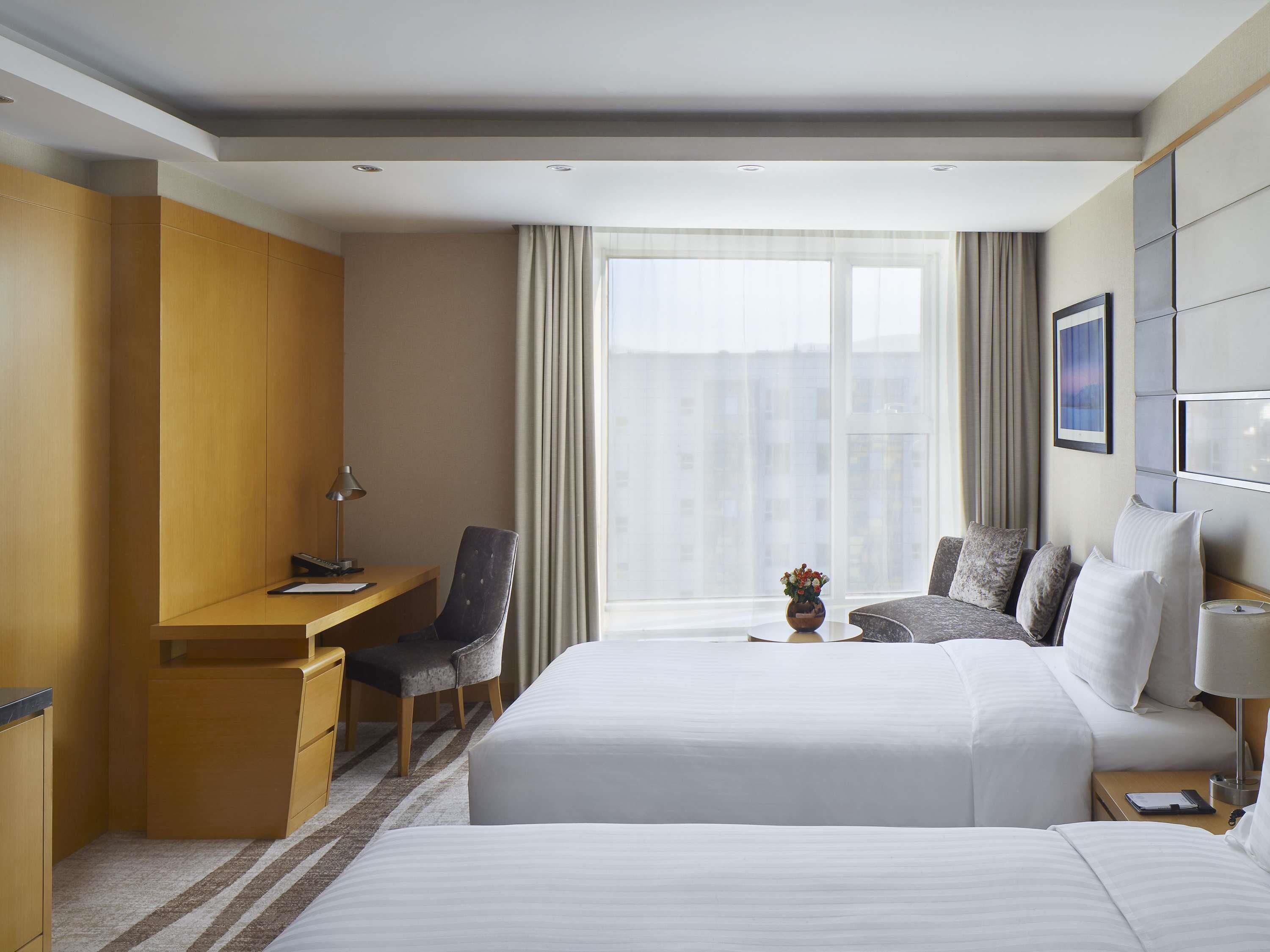 Quarto duplo standard, várias camas | Frigobar, cofres nos quartos, escrivaninha, quartos à prova de som