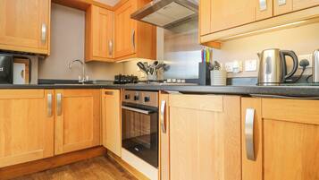 Casa de Campo | Cozinha privada | Um frigorífico, uma máquina de lavar louça, uma cadeira de bebé