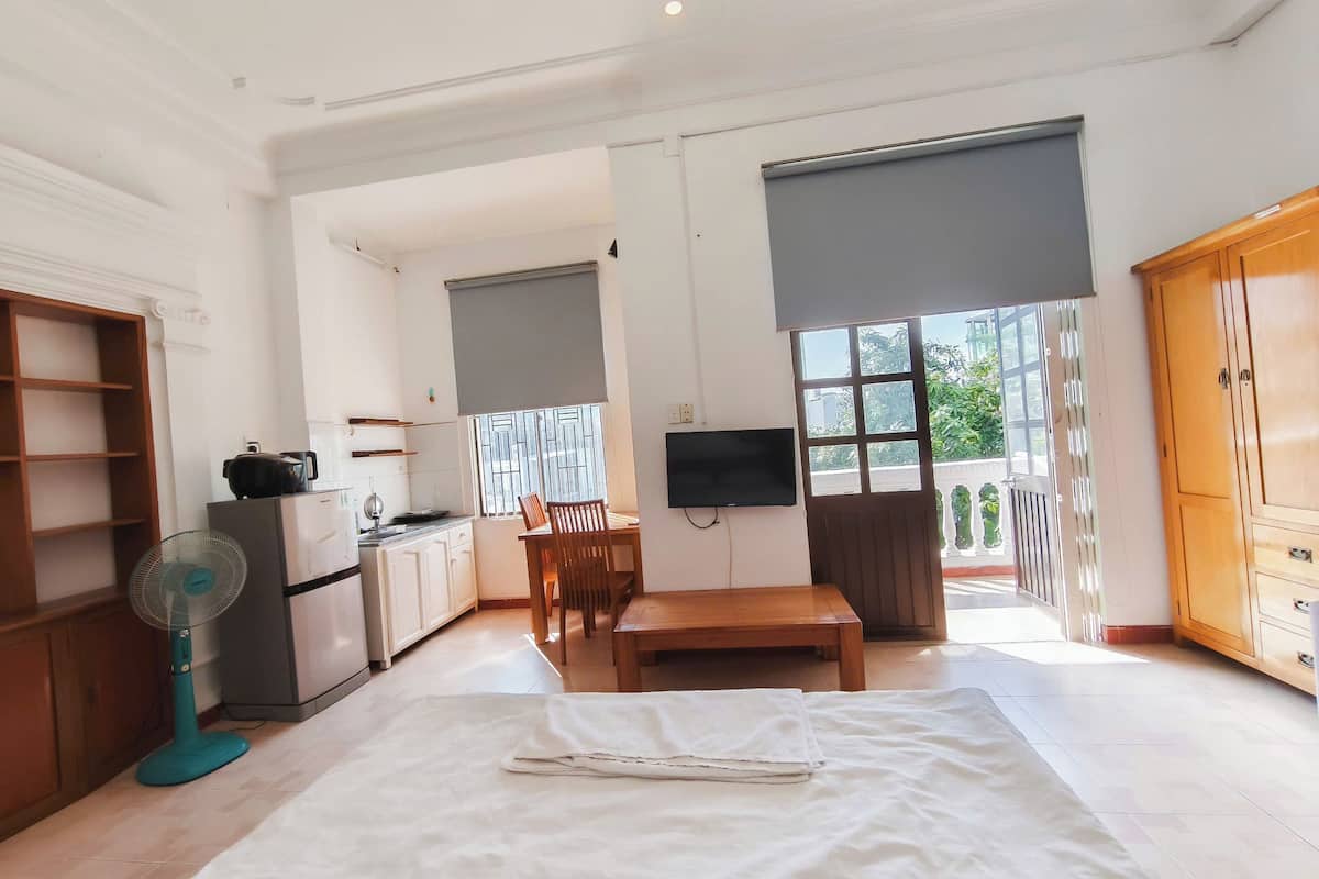 Estúdio Premium, 1 cama king-size, varanda | 1 quarto, secretária, cortinas/cortinados opacos