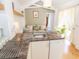 Casa de Campo | Cozinha privada | Um frigorífico, um micro-ondas, uma placa de cozinha