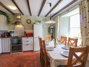 Casa de Campo | Cozinha privada | Uma máquina de lavar louça, uma cadeira de bebé, utensílios de cozinha