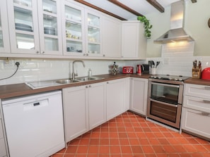 Casa de Campo | Cozinha privada | Uma máquina de lavar louça, uma cadeira de bebé, utensílios de cozinha