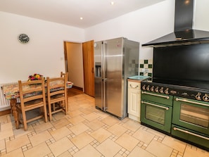 Casa de Campo | Cozinha privada | Um frigorífico, um micro-ondas, uma placa de cozinha