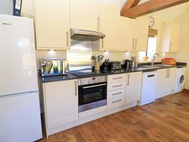 Casa de Campo | Cozinha privada | Um frigorífico, um micro-ondas, uma placa de cozinha 