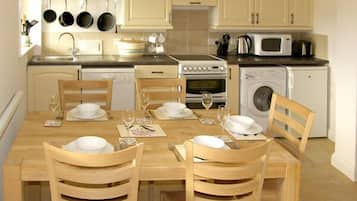 Casa de Campo | Cozinha privada | Uma máquina de lavar louça, utensílios de cozinha