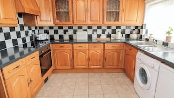 Casa de campo | Cozinha privada | Lava-louças, cadeirão de bebê, talheres/pratos/utensílios de cozinha