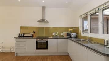 Casa de Campo | Cozinha privada | Um micro-ondas, uma placa de cozinha, uma máquina de lavar louça