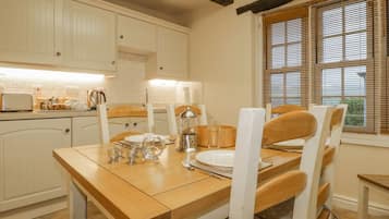 Casa de Campo | Cozinha privada | Um frigorífico, um micro-ondas, uma placa de cozinha