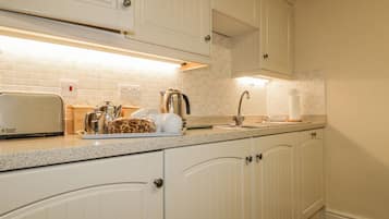 Casa de Campo | Cozinha privada | Um frigorífico, um micro-ondas, uma placa de cozinha