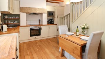 Casa de Campo | Cozinha privada | Um frigorífico, uma placa de cozinha, uma máquina de lavar louça