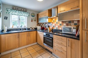 Casa de Campo | Cozinha privada | Uma placa de cozinha, uma máquina de lavar louça, uma cadeira de bebé 