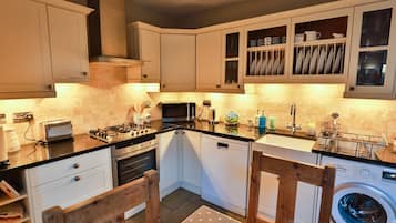 Casa de Campo | Cozinha privada | Um frigorífico, um micro-ondas, uma placa de cozinha