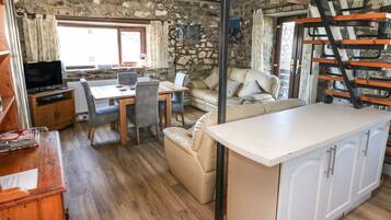 Casa de Campo | Cozinha privada | Um micro-ondas, uma placa de cozinha, uma máquina de lavar louça