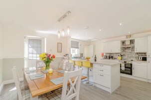 Casa de Campo | Cozinha privada | Uma máquina de lavar louça, uma cadeira de bebé, utensílios de cozinha 