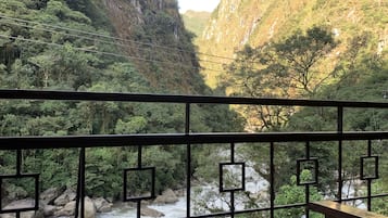 Quarto Triplo, terraço, vista para o rio | Cofre no quarto, Wi-fi grátis, roupa de cama fornecida