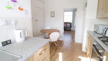 Casa de Campo | Cozinha privada | Um micro-ondas, uma placa de cozinha, utensílios de cozinha