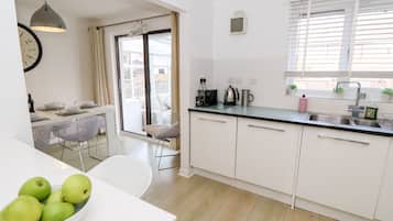 Casa de Campo | Cozinha privada | Um frigorífico, um micro-ondas, uma placa de cozinha