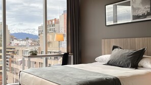 Quarto Standard, 1 cama queen-size | Cofre com capacidade para portátil, secretária 