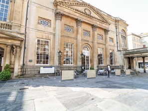 Um edifício histórico com arquitetura clássica, com grandes janelas e uma entrada imponente.