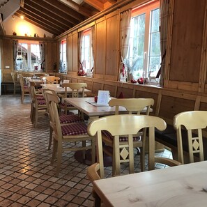 Café da manhã com buffet grátis todos os dias