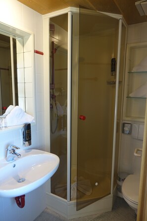 Quarto solteiro, sacada | Banheiro | Chuveiro, produtos de toalete grátis, secador de cabelo 
