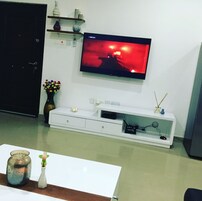 Apartamento clássico, 1 quarto | Sala de estar | TV de tela plana